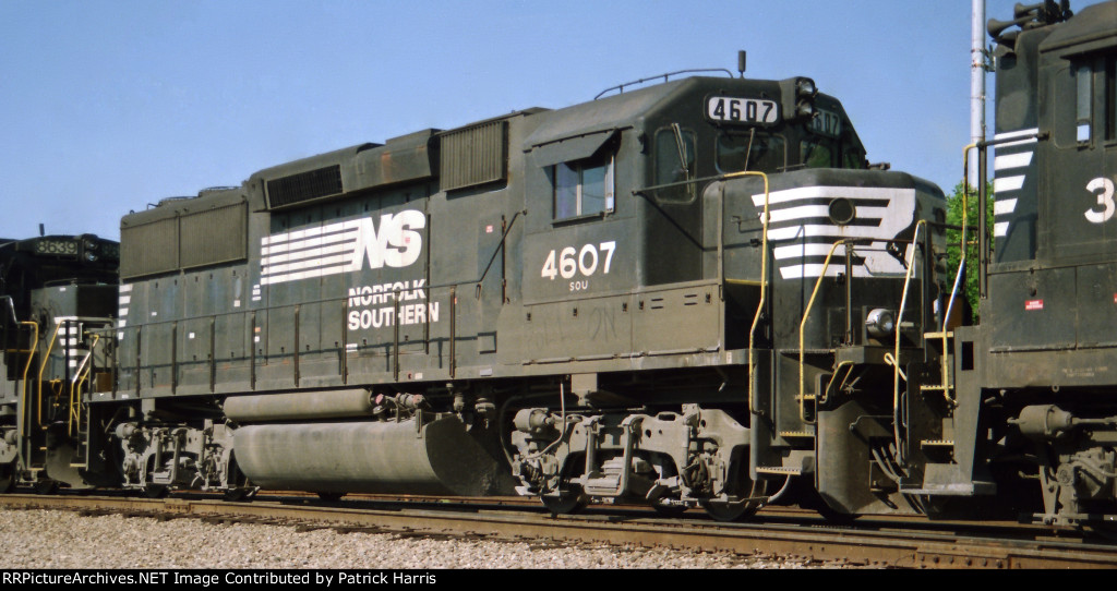NS 4607 GP59 southbound with an auto rack train through Oliver Junction in New Orleans LA 05-01-1995